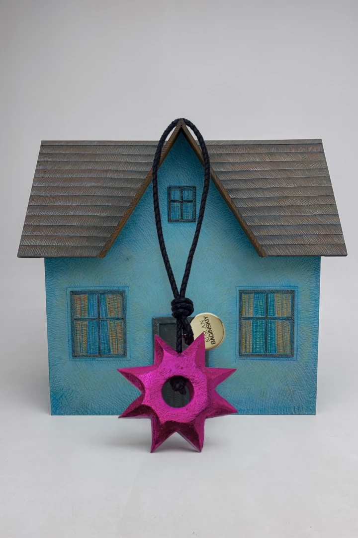 Ruslan Baginskiy переосмислив українські різдвяні символи у новому дропі аксесуарів. Читайте на ...