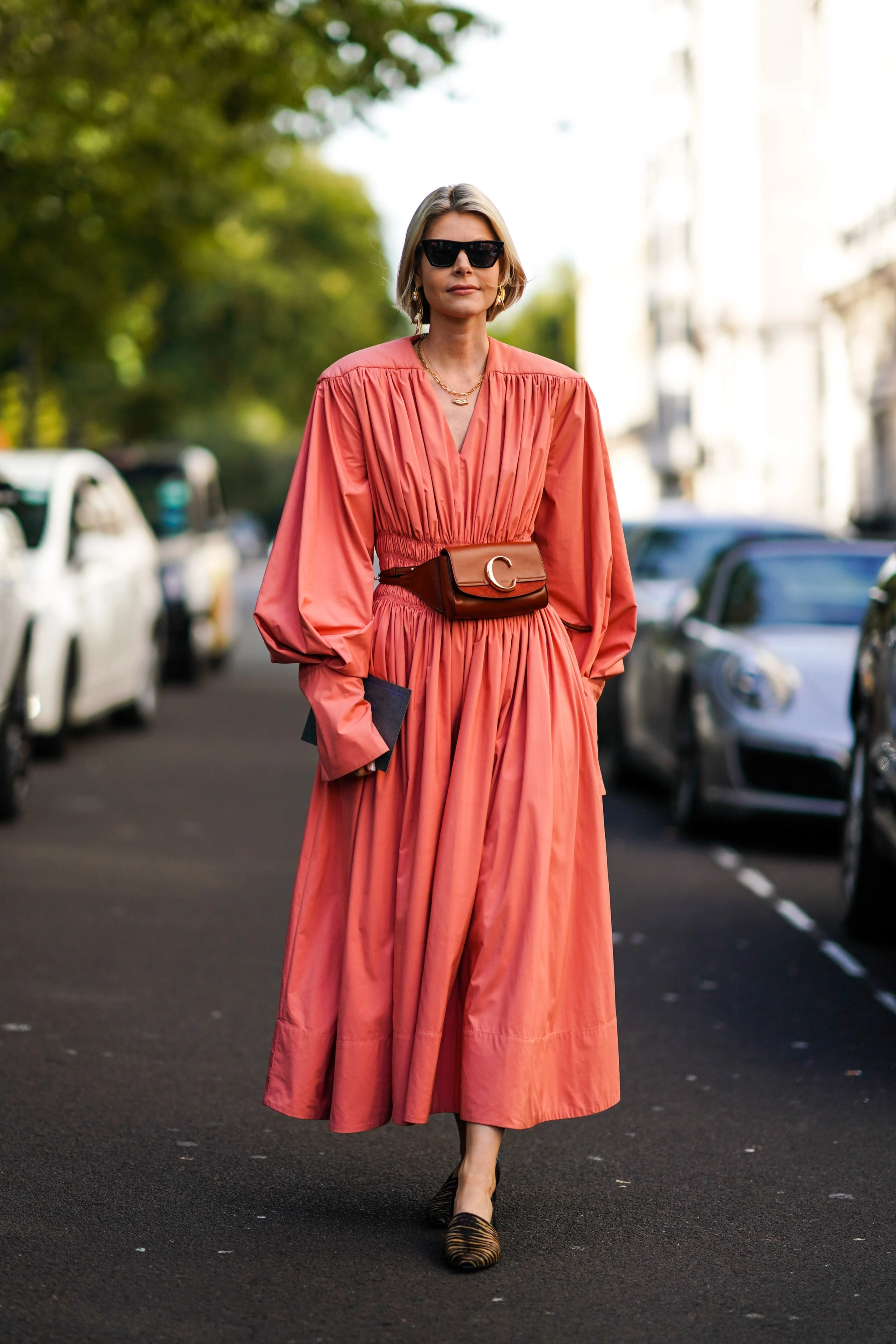 Кораловий як носити наймодніший колір середини літа 2025 Читайте на Ukr Net